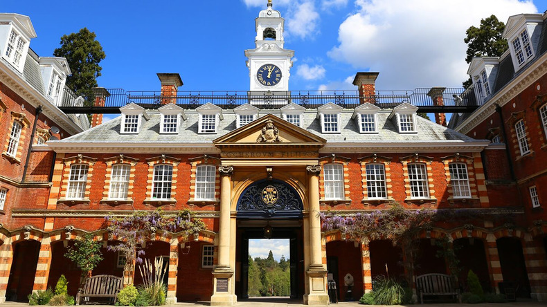 Embassy Junior Centre, Crowthorne | Paga Menos
