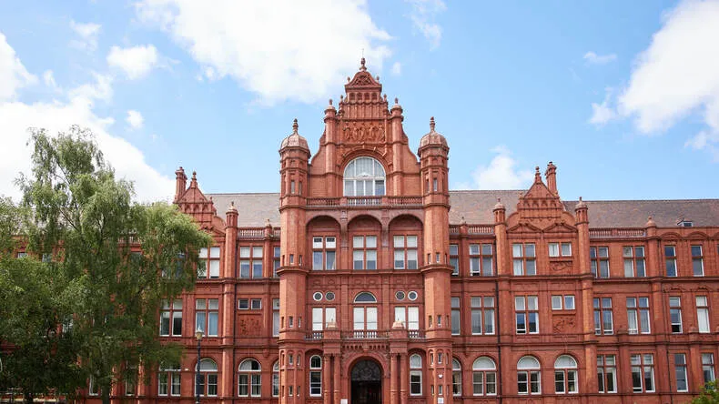 NCG - New College Group - Junior Summer School, Manchester | Paga Menos